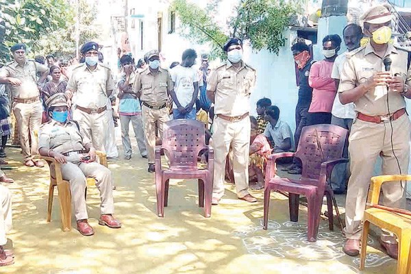 Kampli Hakkippikki Colony Excise Department Visit - ವಿಜಯವಾಣಿ