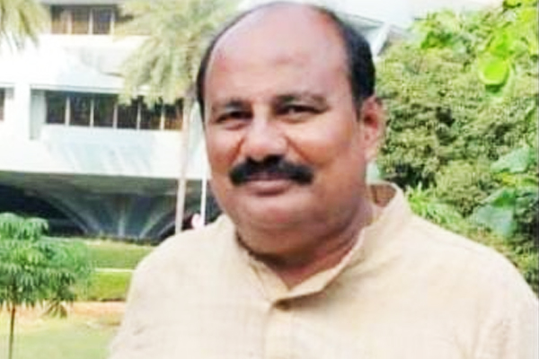 ಹೆಜ್ಜೇನು ನೊಣಗಳ ಕಡಿತಕ್ಕೆ ನಿವೃತ್ತ ಅಧಿಕಾರಿ ಬಲಿ; ವಾಹನ ಪೂಜೆ ಮಾಡುತ್ತಿದ್ದಾಗ ...