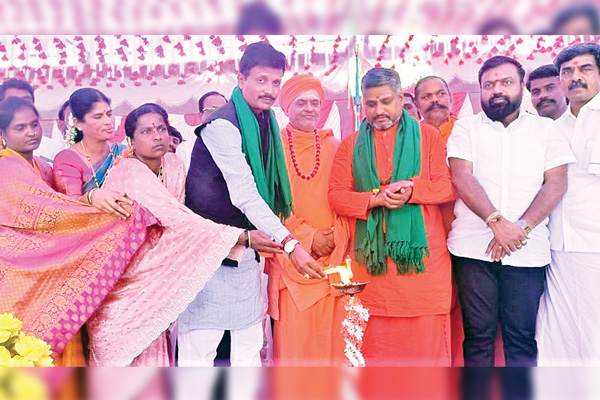 241222 Sanduru Madakari Nayaka Statue Innogration Prog - ವಿಜಯವಾಣಿ