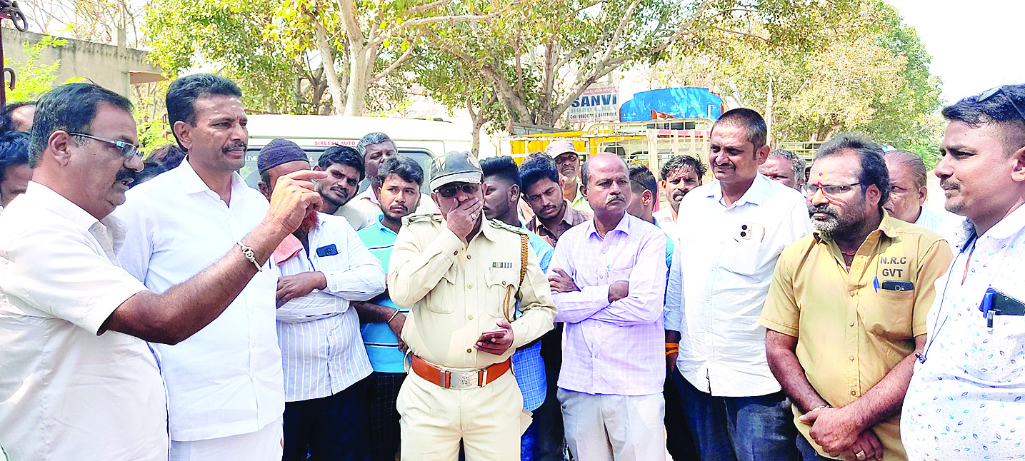 ಸ್ಟಿಕ್ಕರ್- ಕ್ಯೂಆರ್ ಕೋಡ್‌ಗೆ ವಿರೋಧ: ವಾಹನ ಮಾಲೀಕರಿಂದ ಅಧಿಕಾರಿಗೆ ತರಾಟೆ