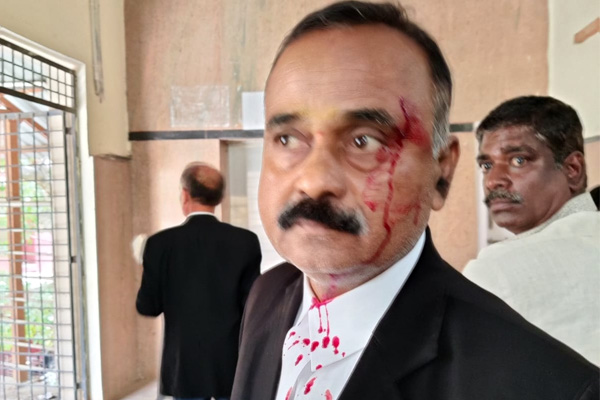 ಮ್ಯಾಜಿಸ್ಟ್ರೇಟ್ ಆವರಣದಲ್ಲೇ ವಕೀಲರ ಮೇಲೆ ಹಲ್ಲೆ ಮಾಡಿದ ಮಹಿಳೆ!; ಆಗಿದ್ದೇನು?