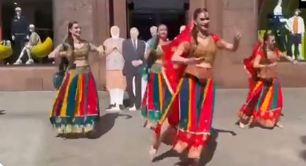 ಹಿಂದಿ ಹಾಡುಗಳಿಗೆ ರಷ್ಯಾ ಕಲಾವಿದರ ನೃತ್ಯ..ಪ್ರಧಾನಿ ಮೋದಿ ಸ್ವಾಗತಿಸಿದ ಹಿರಿಯ ಉಪ ...