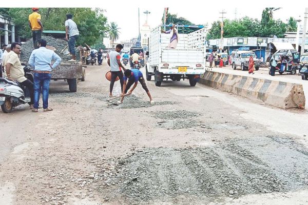 ಹಡಗಲಿಯಲ್ಲಿ ರಸ್ತೆಗಳ ಗುಂಡಿ ಮುಚ್ಚಲು ಕ್ರಮ
